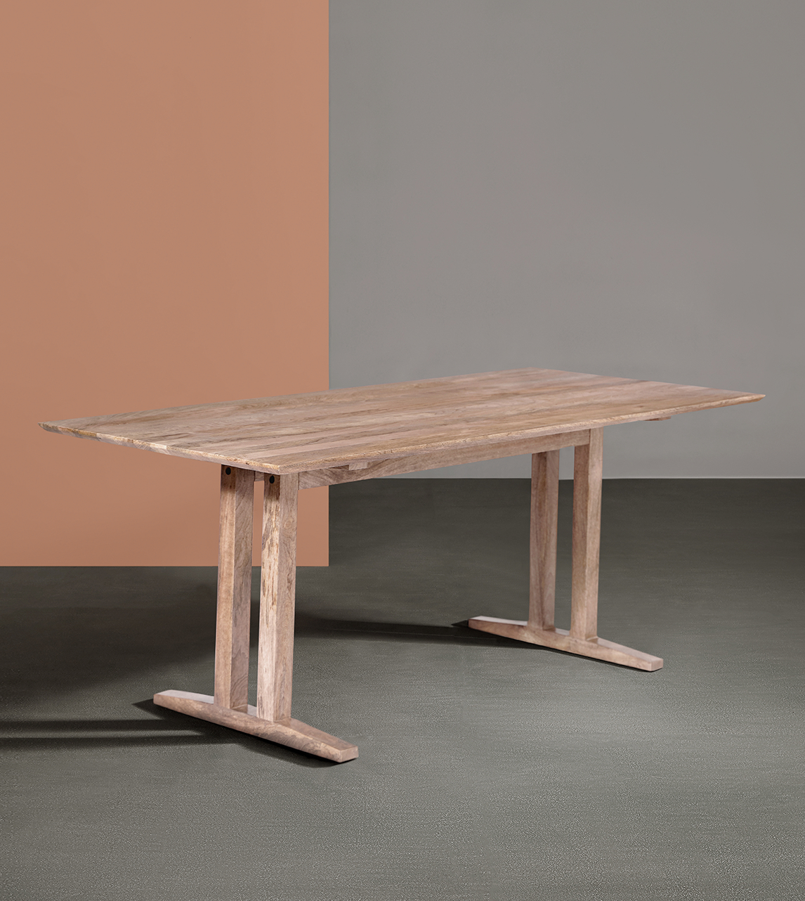Klippe Traditional Six-seater Dining Table in Natural Oak-Stained Mango ...